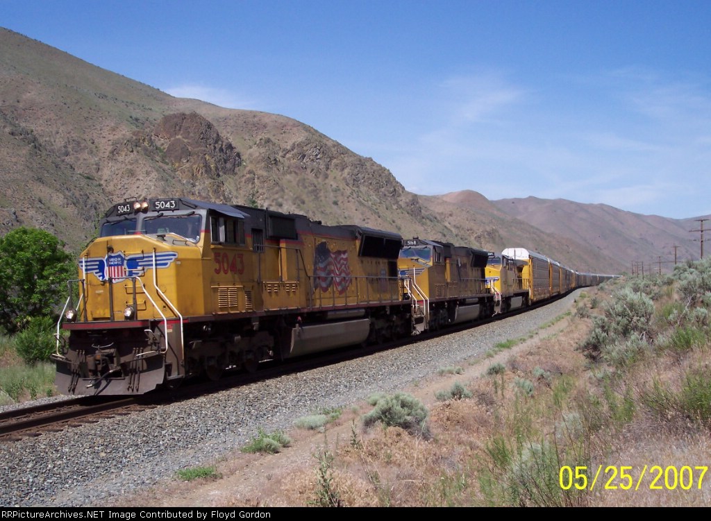 UP 5043 in Snake River Canyon